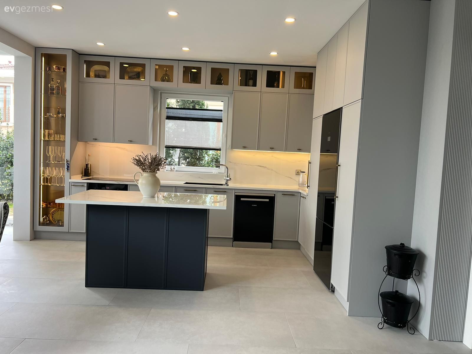 Bu Mutfakta Bronz Cam Kapaklar Modern Tarzın Nostaljik Yorumu! | Ev Gezmesi